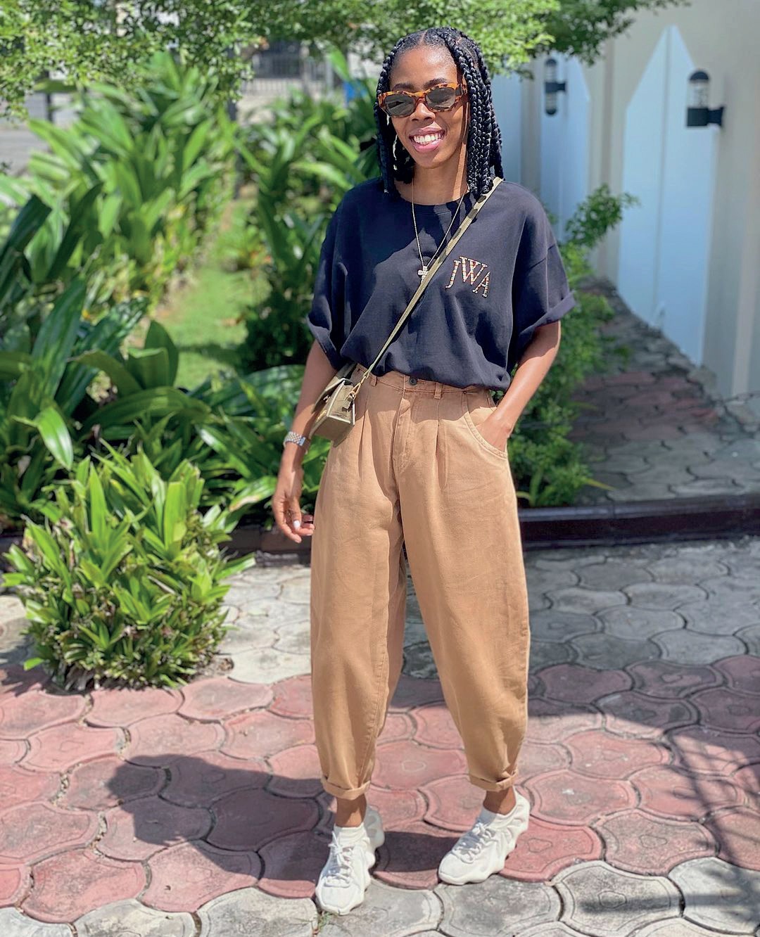 4 Quick And Trendy Ways To Style An Oversized Shirt & Tees - TheWill ...