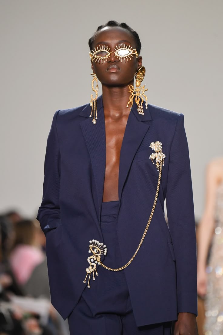 6 Stylish Ways to Wear a Brooch - TheWill Downtown